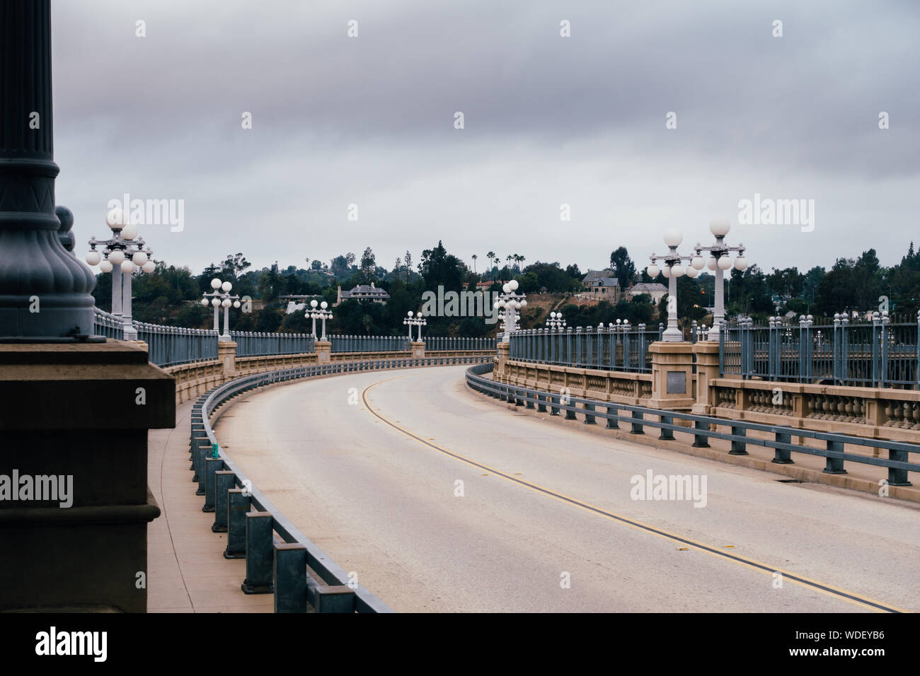 Curved street hi-res stock photography and images - Alamy