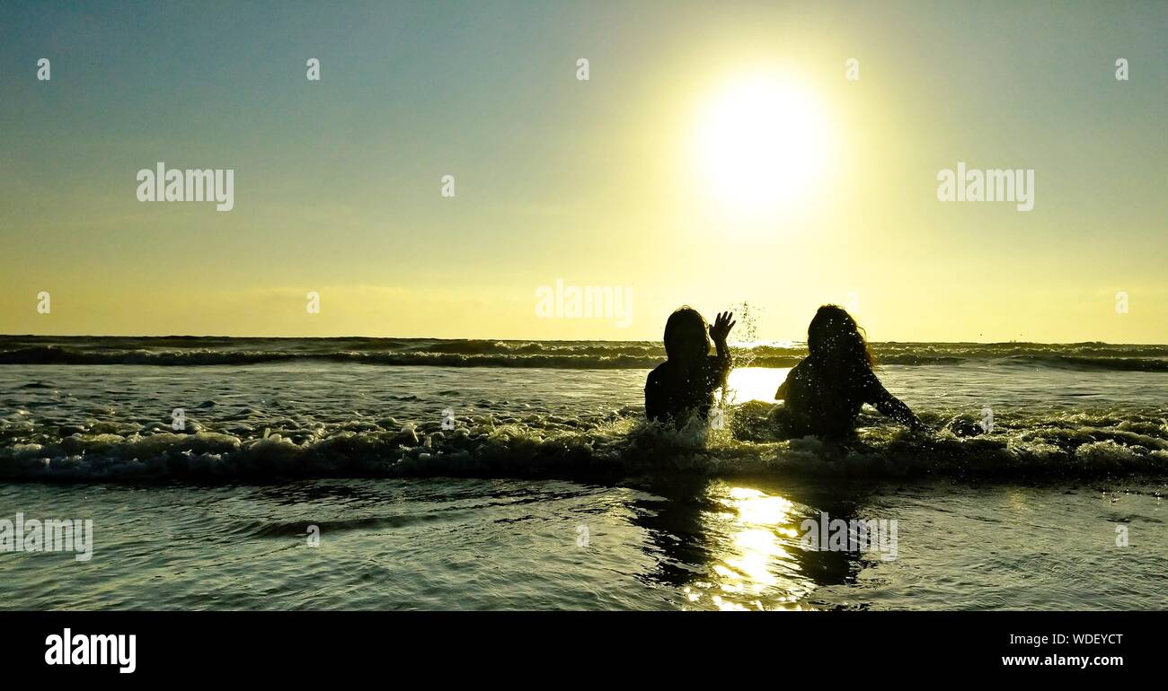 Women sunset beach hi-res stock photography and images - Alamy