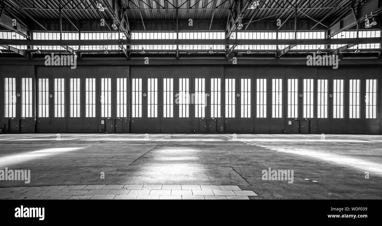 Airplane hangar ceiling hi-res stock photography and images - Alamy