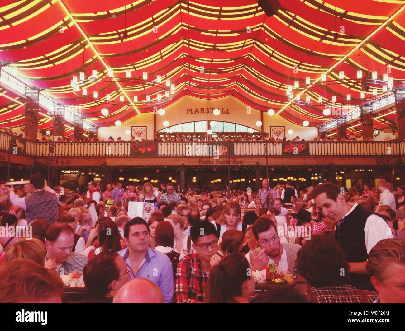 Crowded and restaurant hi-res stock photography and images - Alamy
