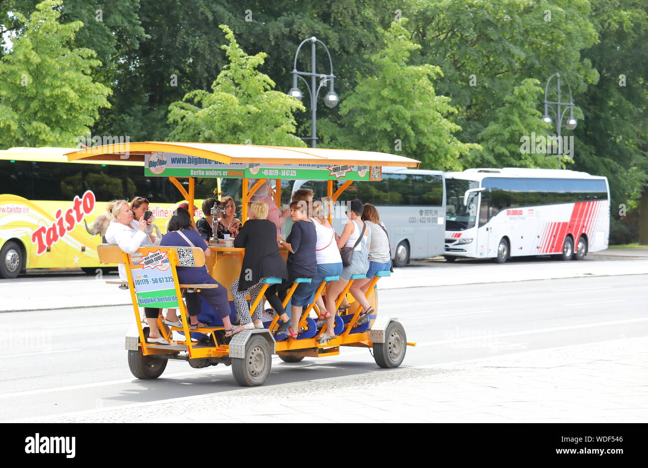 Beer bike tour hi-res stock photography and images - Alamy