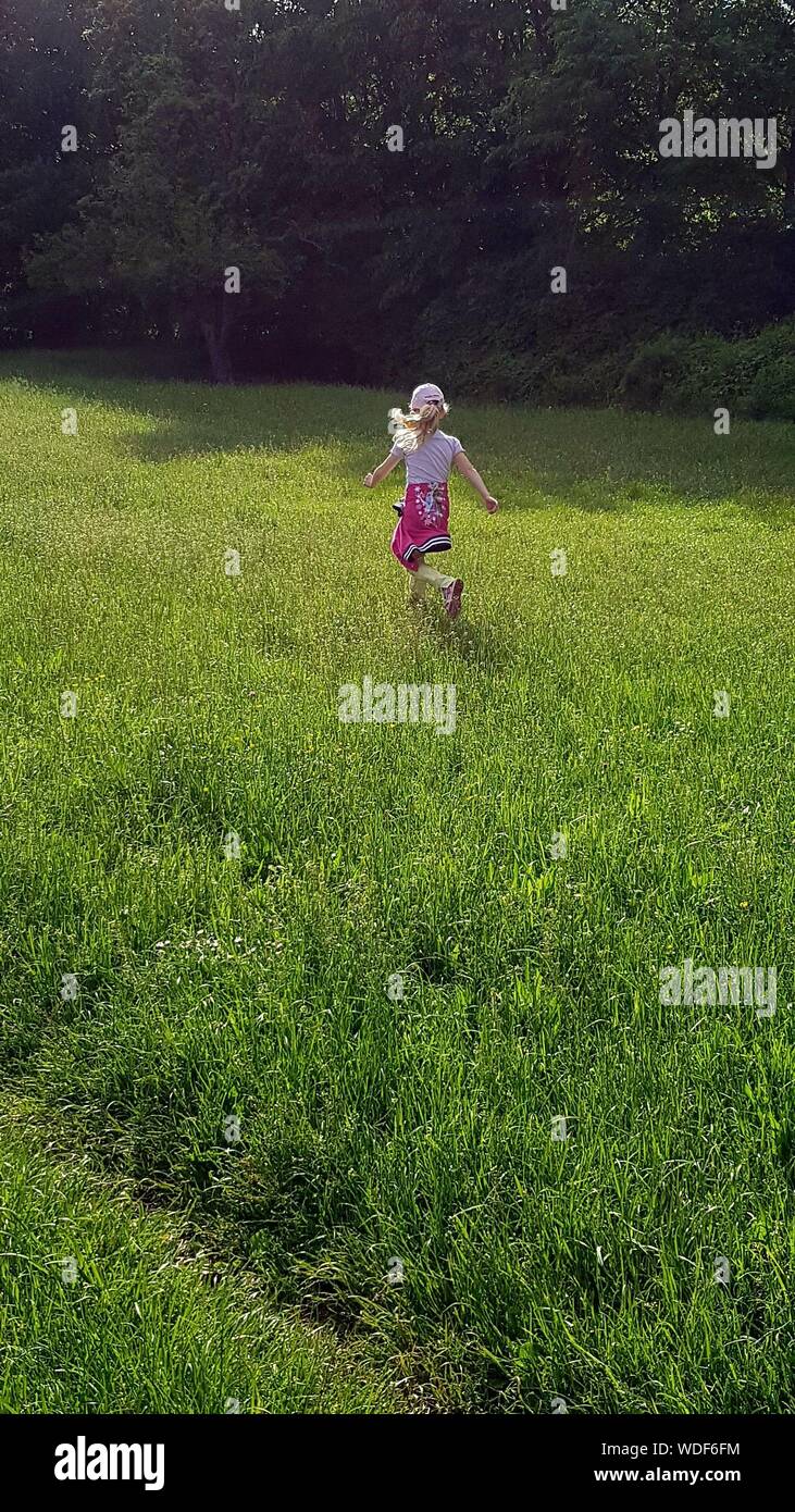 Girls running in field hi-res stock photography and images - Alamy