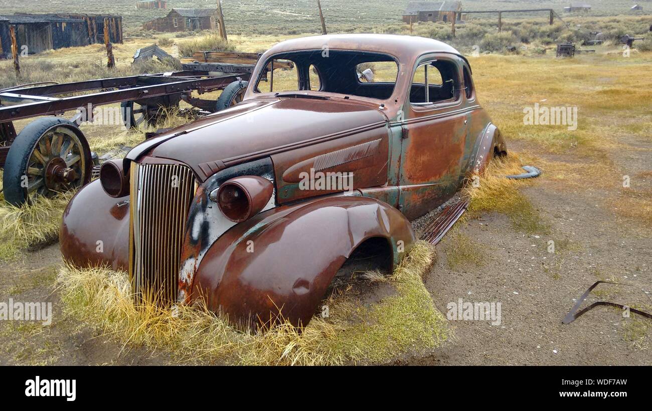 Run down truck grass hi-res stock photography and images - Alamy