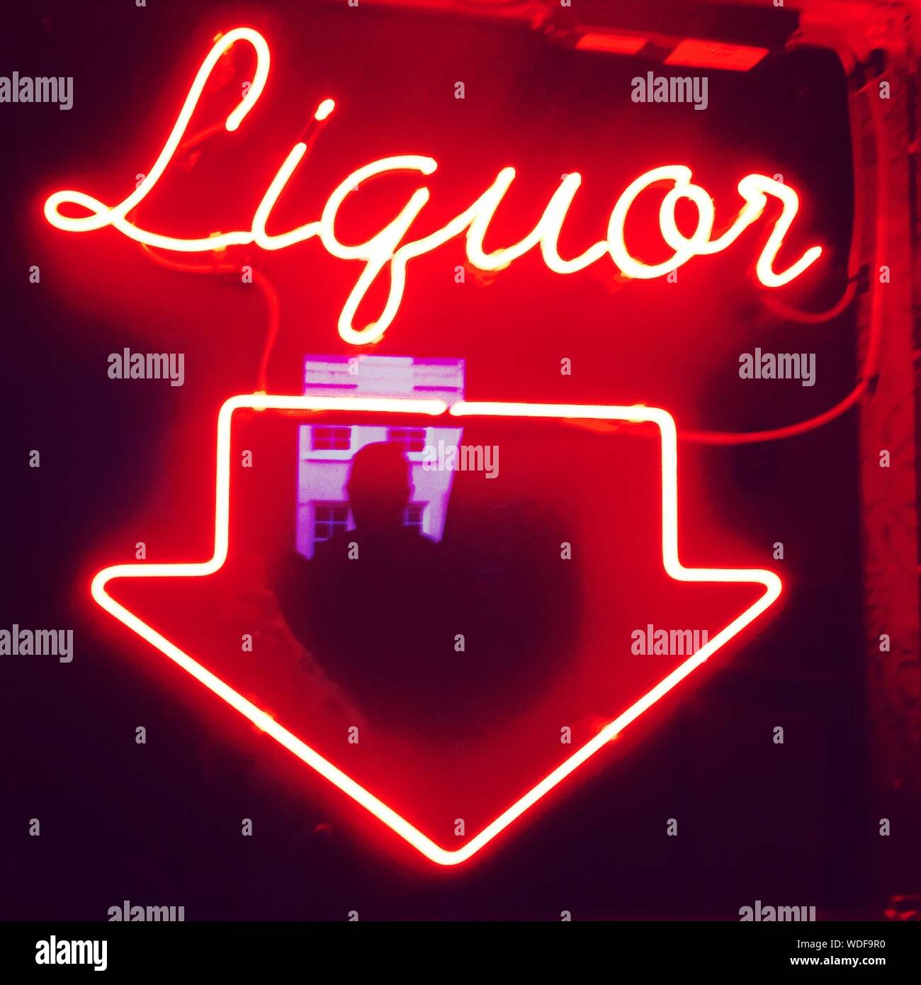 Red arrow neon sign hi-res stock photography and images - Alamy