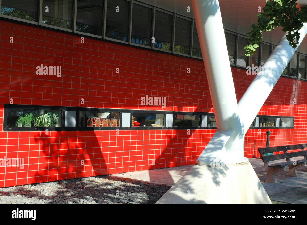 White tile building hi-res stock photography and images - Alamy