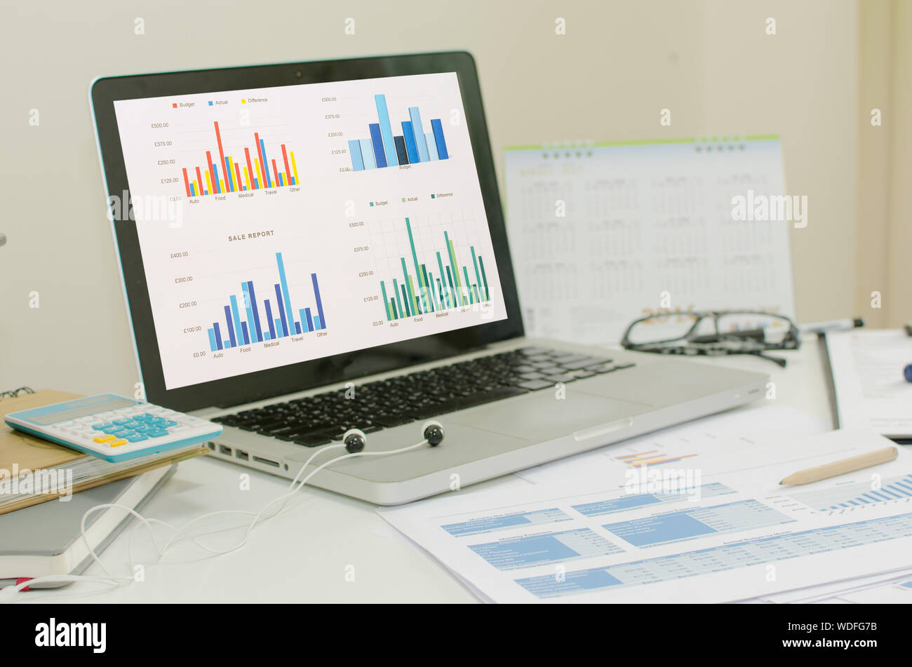 Graph on computer screen hi-res stock photography and images - Alamy