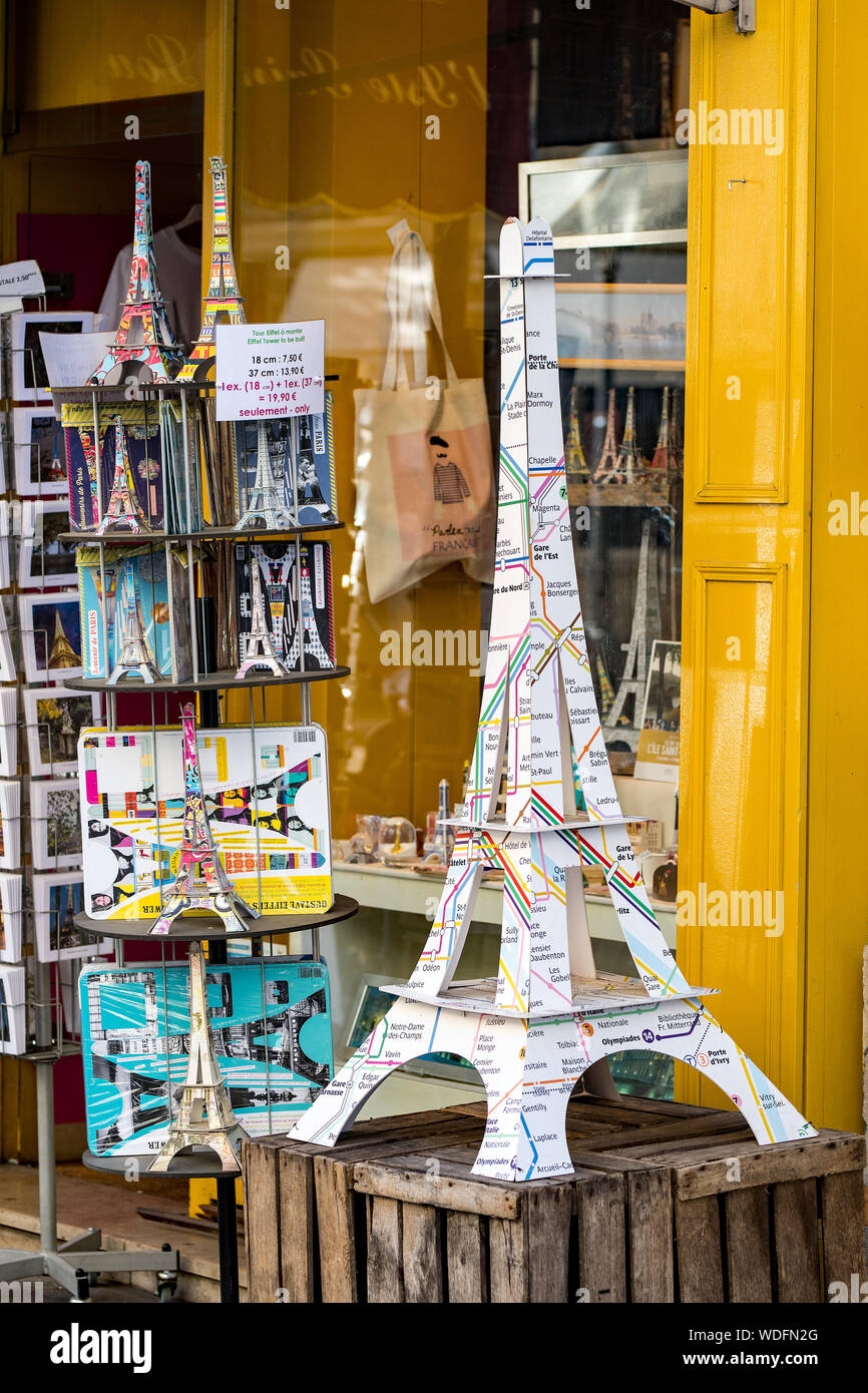 Traditional souvenir shop window hi-res stock photography and images ...
