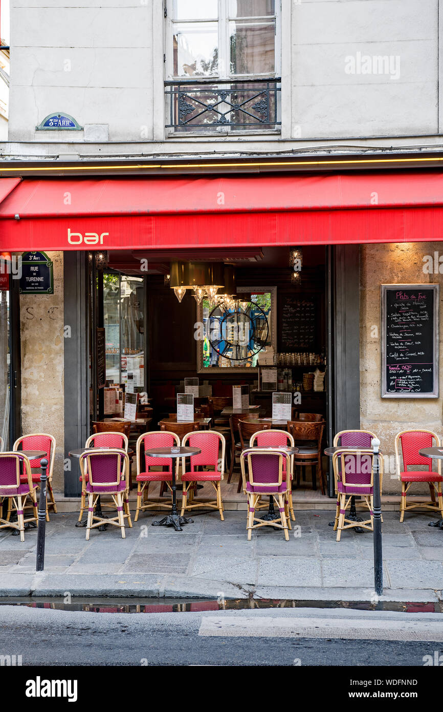 A traditional bistro in Paris Stock Photo - Alamy
