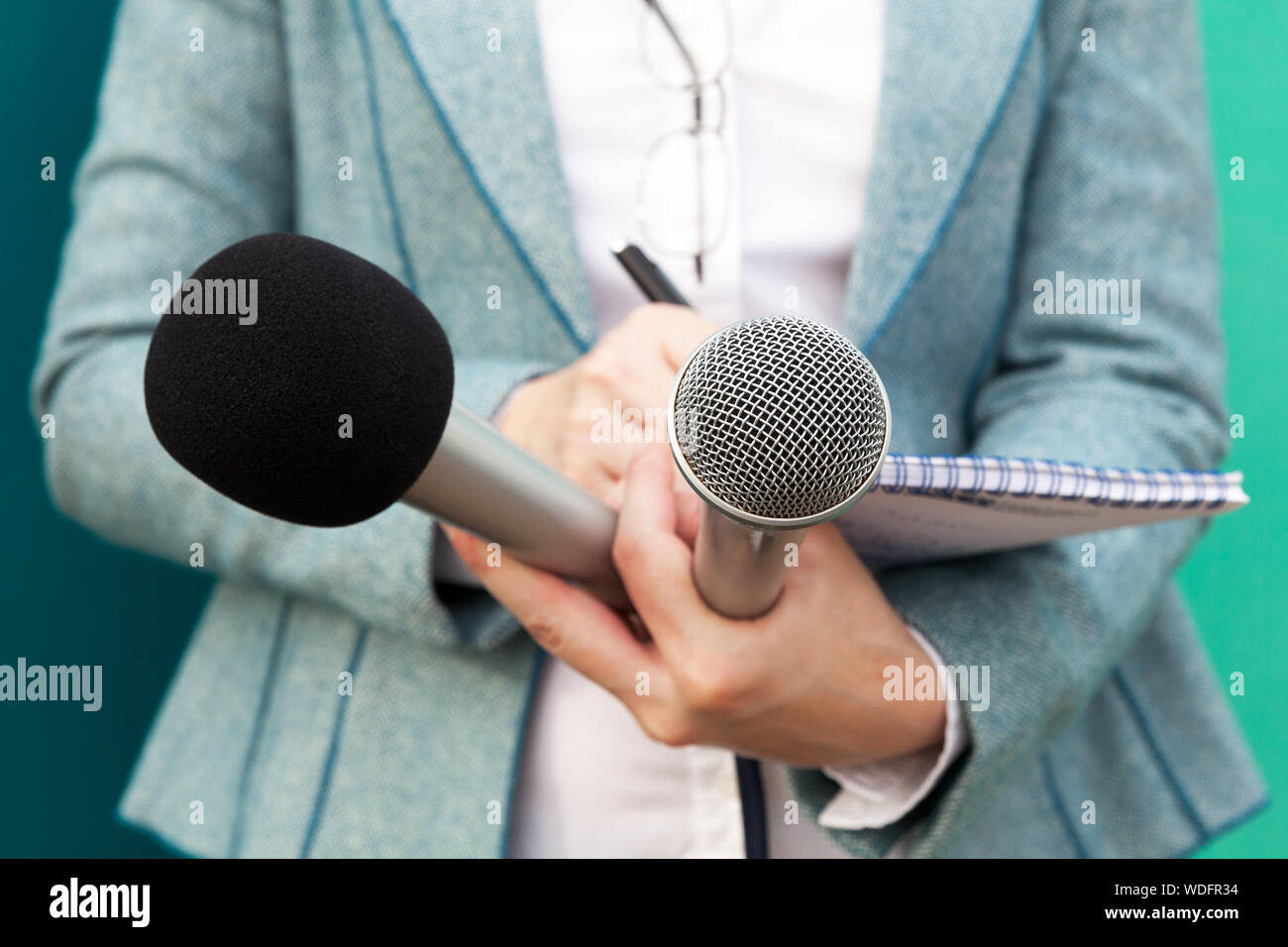 Female journalist interview hi-res stock photography and images - Alamy