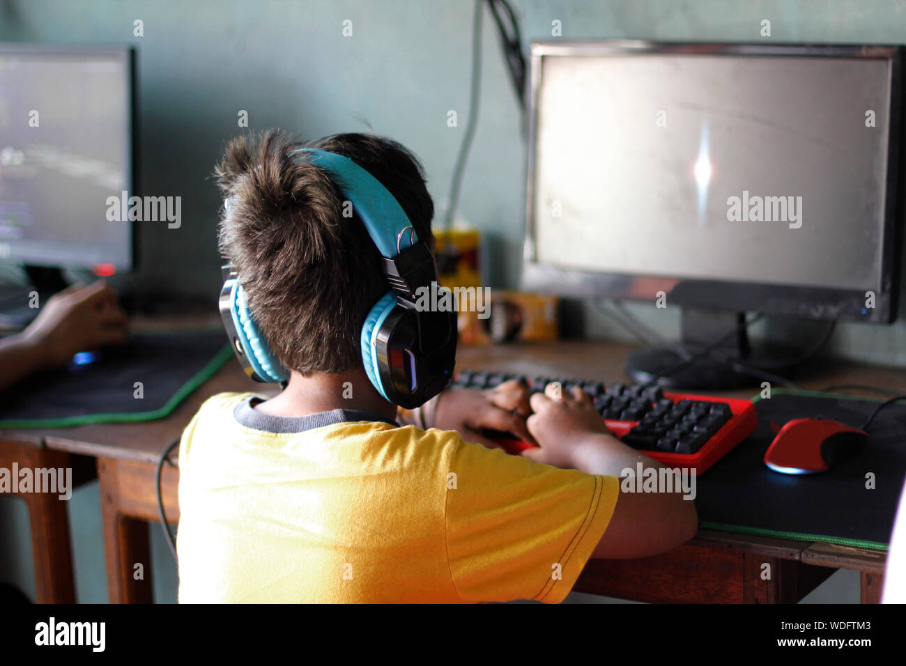 Playing computer hi-res stock photography and images - Alamy