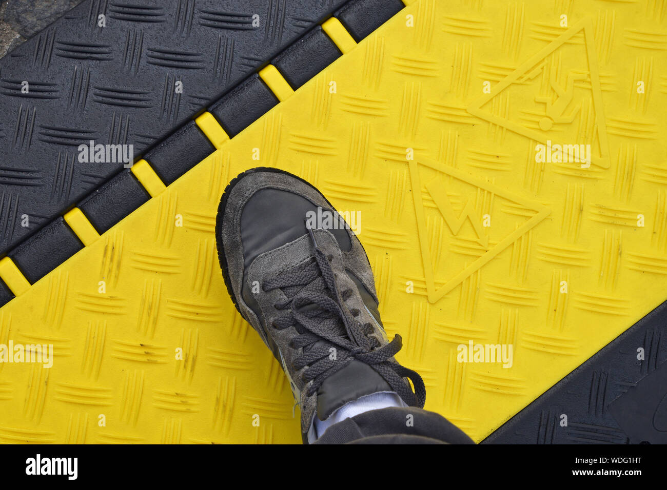 Yellow signs hi-res stock photography and images - Alamy