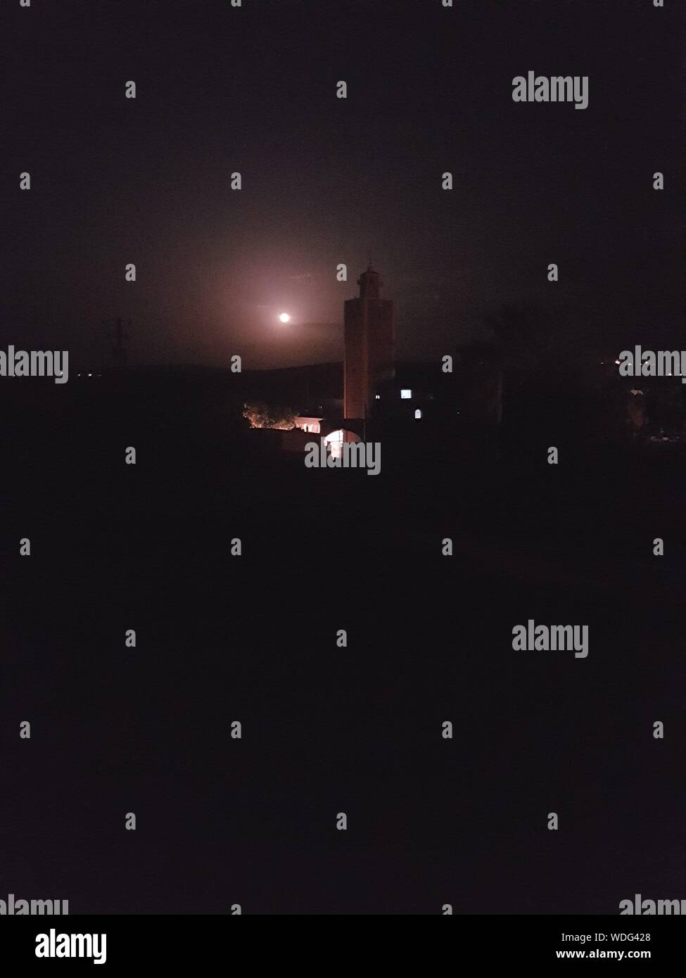 City street night sky moon hi-res stock photography and images - Alamy