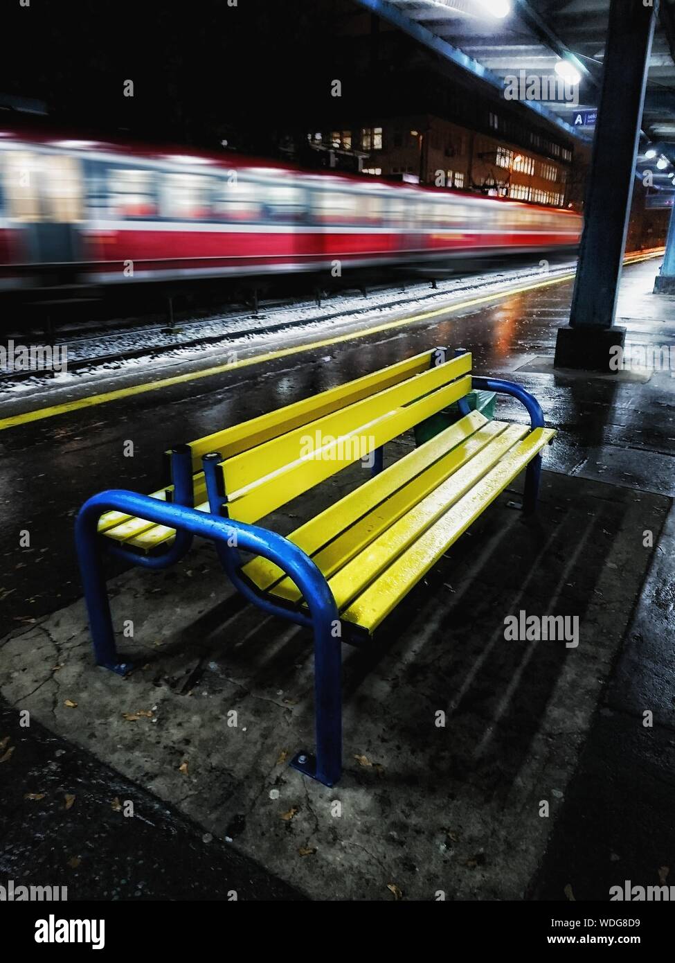 Train platform bench hi-res stock photography and images - Alamy