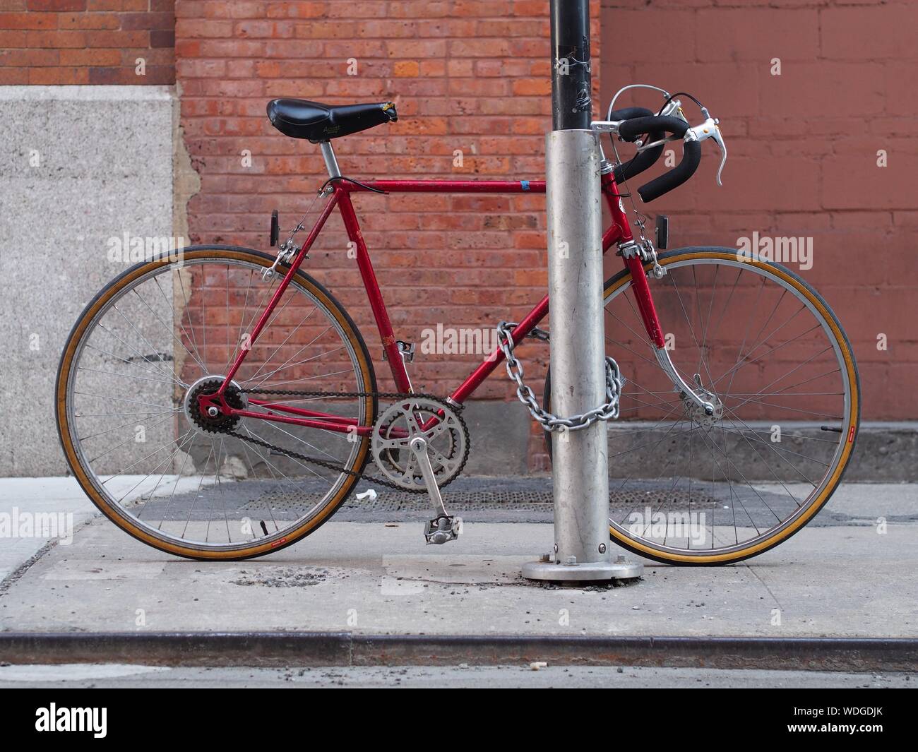 Bicycle chained to pole hi-res stock photography and images - Alamy