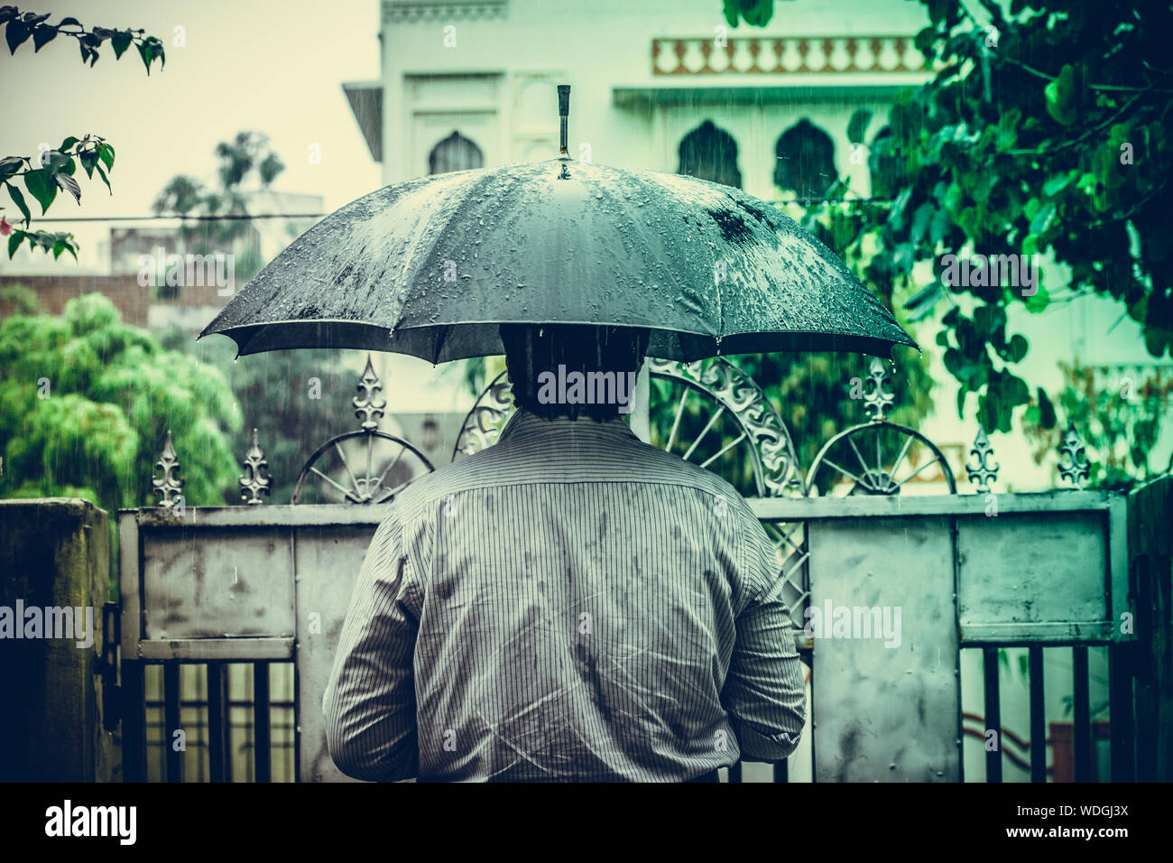 People standing under building rain hi-res stock photography and images ...