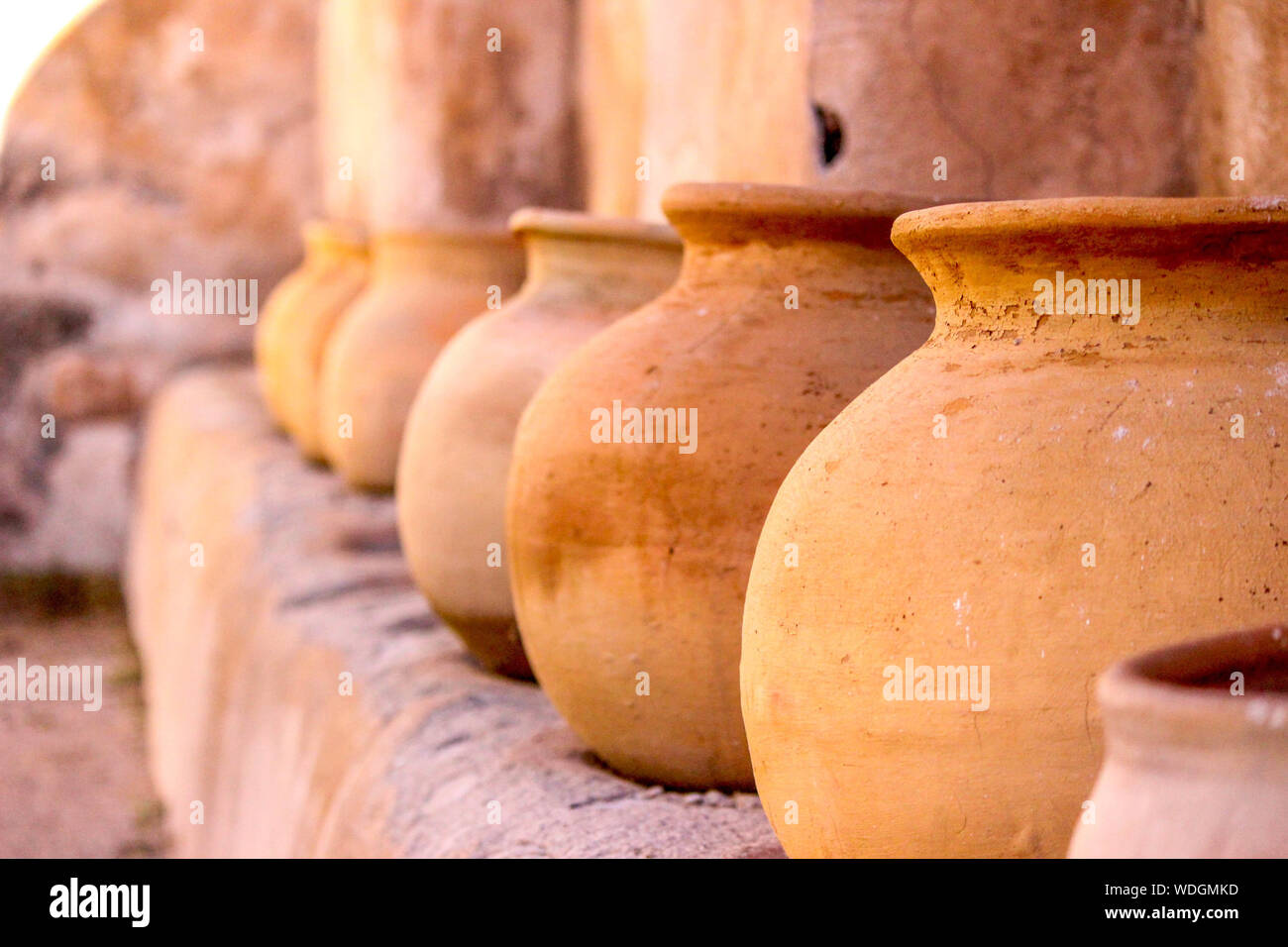Row of clay pots hi-res stock photography and images - Alamy
