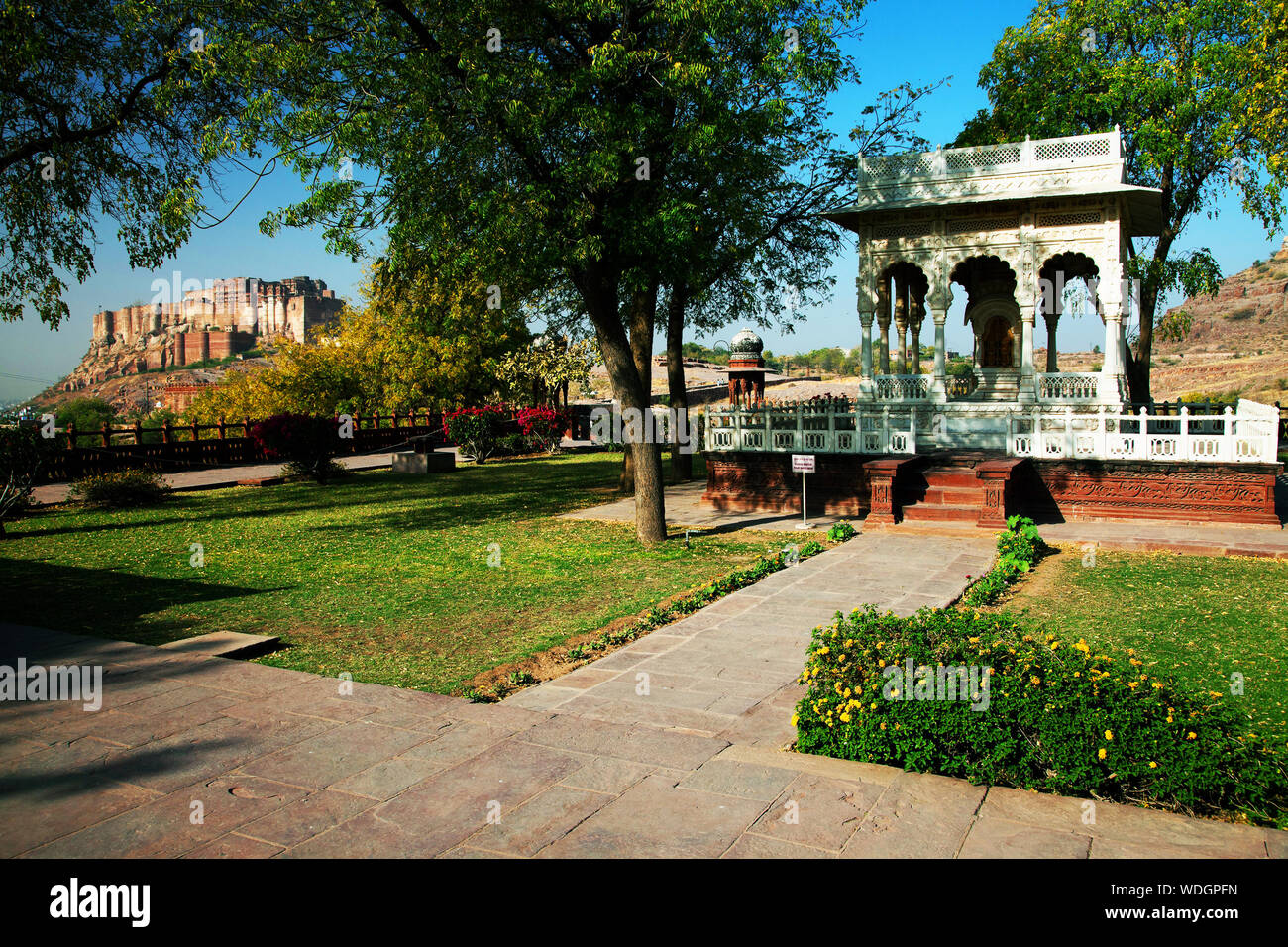 Empty garden hi-res stock photography and images - Alamy