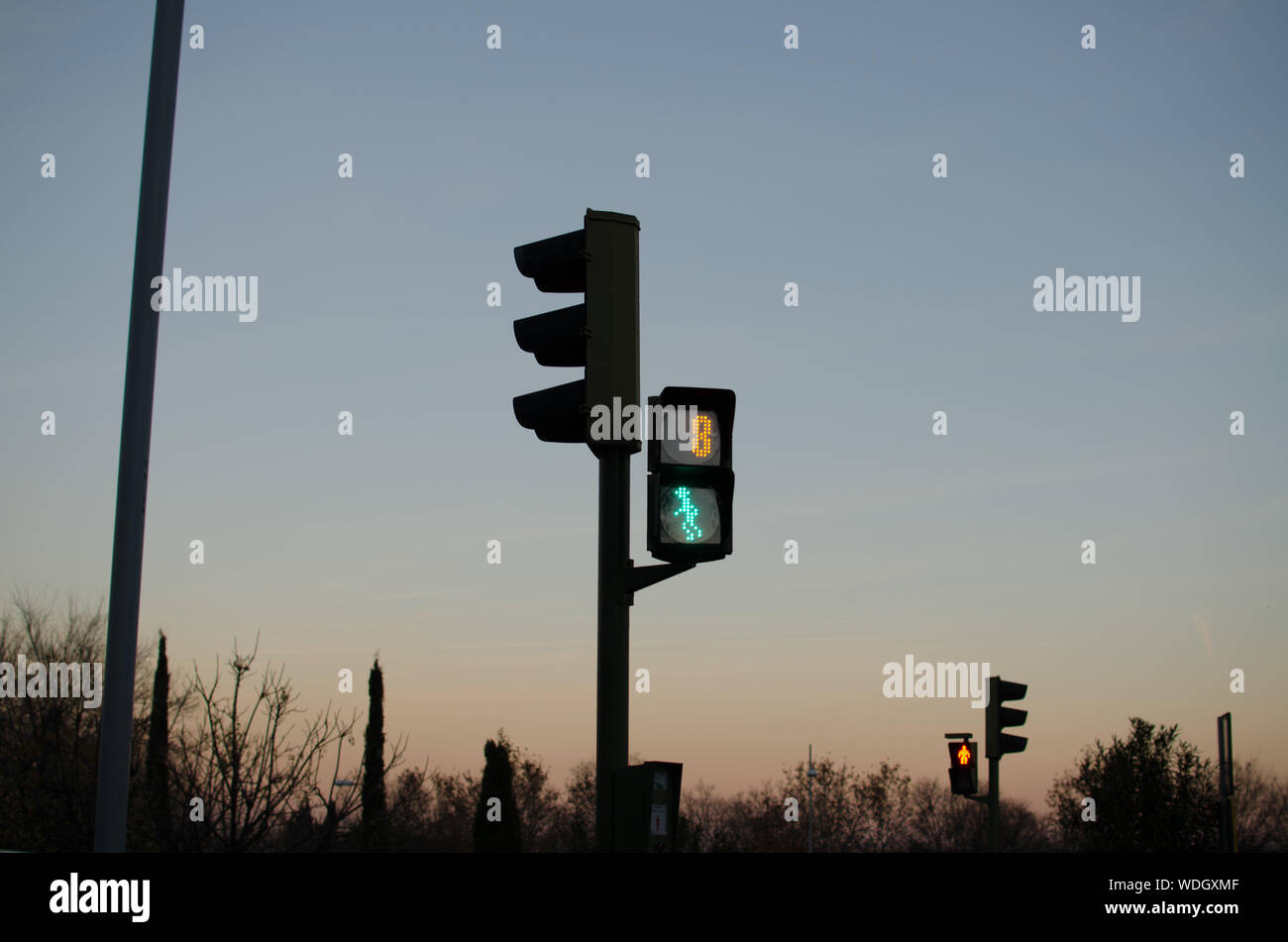 Walk sign hi-res stock photography and images - Alamy