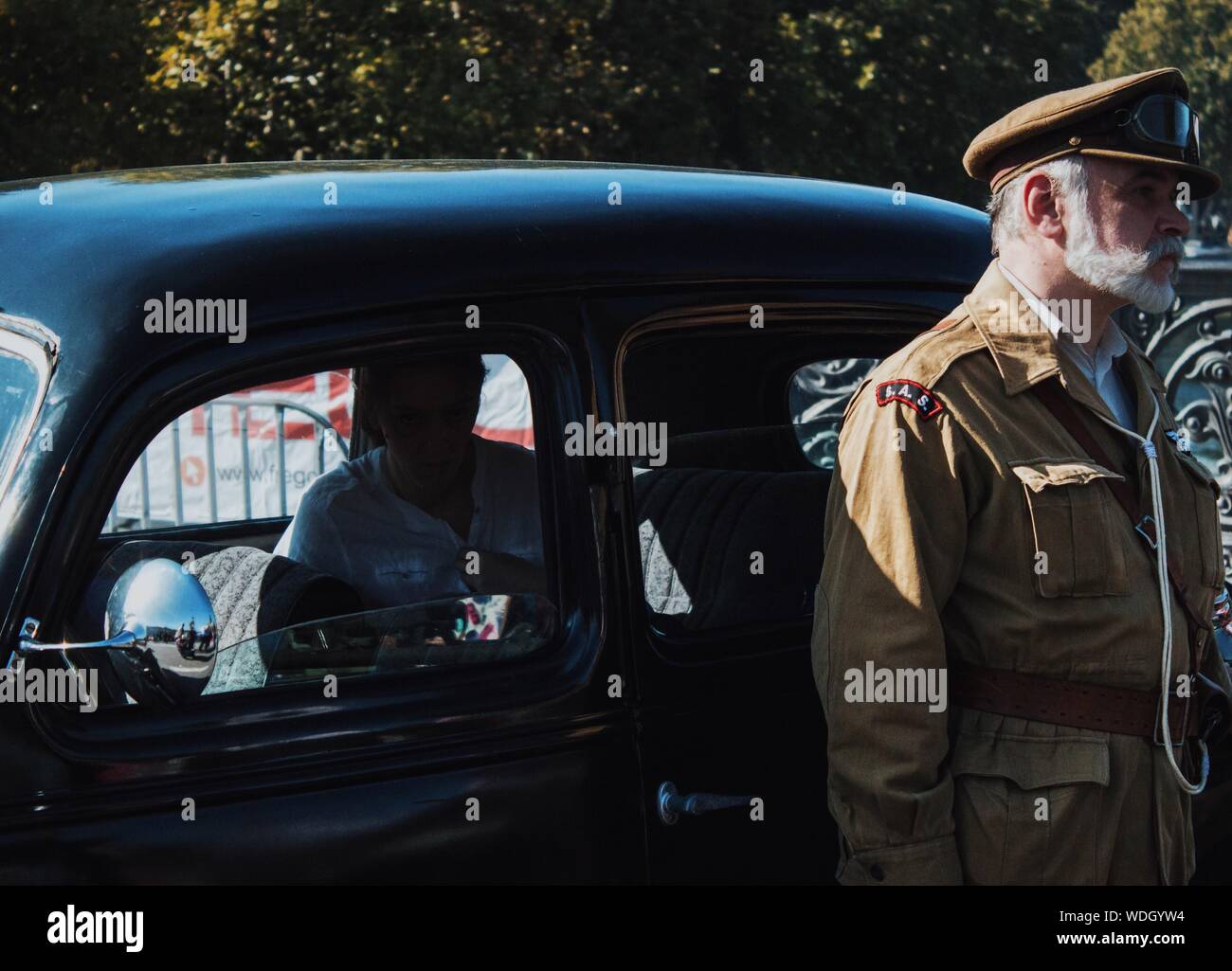 Police standing by car hi-res stock photography and images - Alamy