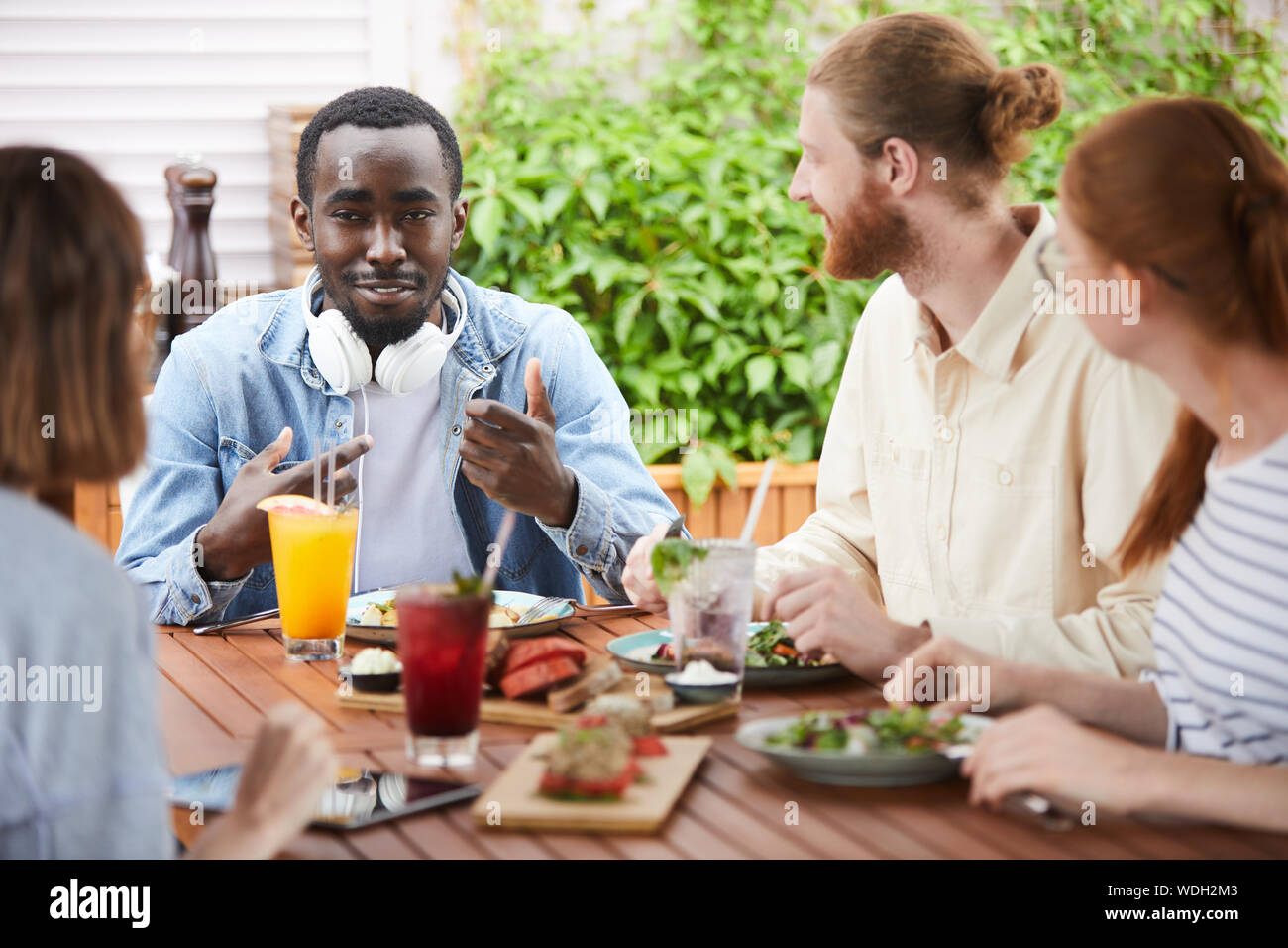 Females talking during meal hi-res stock photography and images - Alamy