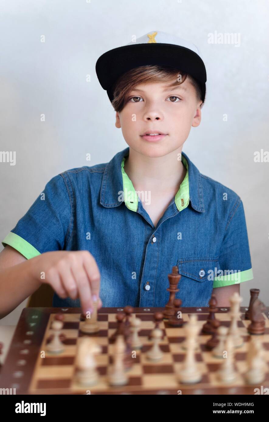 Boy chess hi-res stock photography and images - Alamy