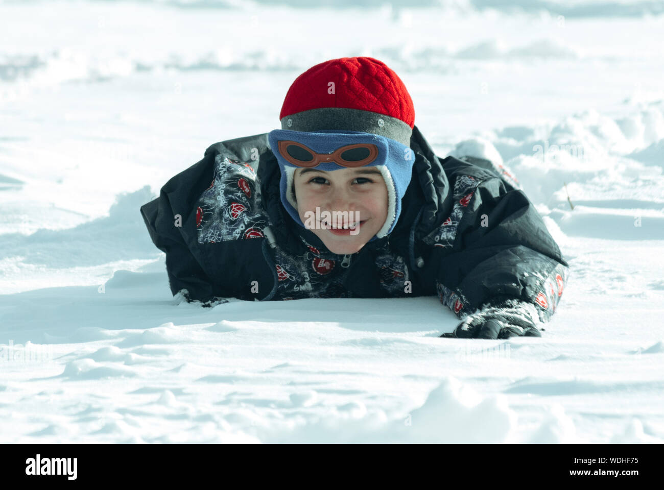 Young boy in snow hi-res stock photography and images - Alamy