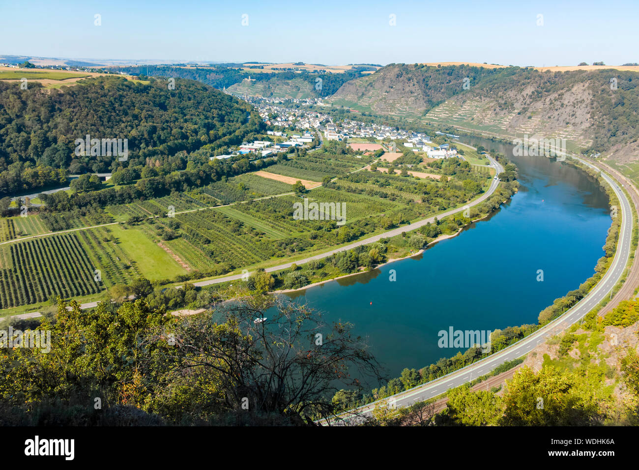 Landscape view on Mosel river valley and green terraced vineyards ...