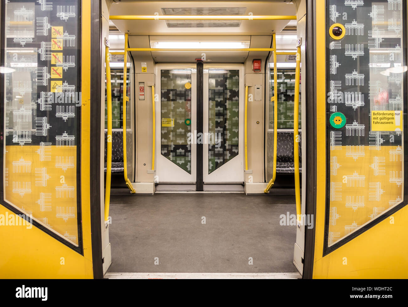 Open subway doors hi-res stock photography and images - Alamy