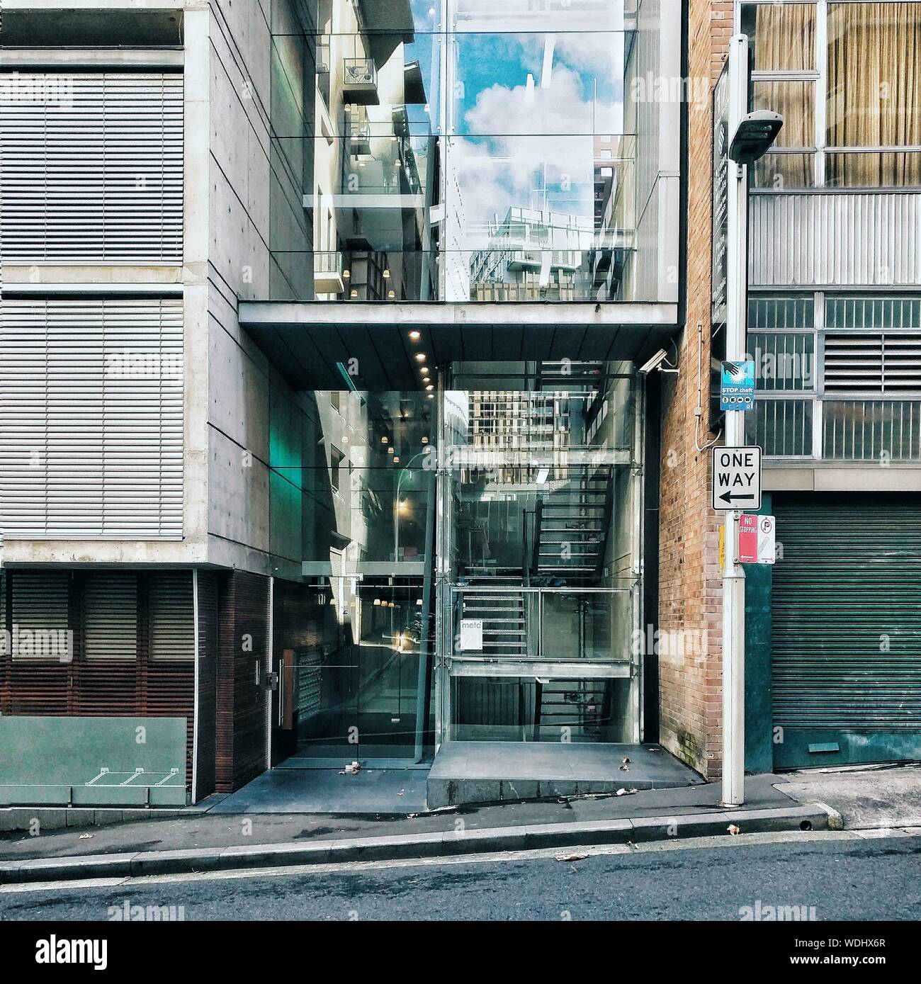 Entrance of glass building hi-res stock photography and images - Alamy