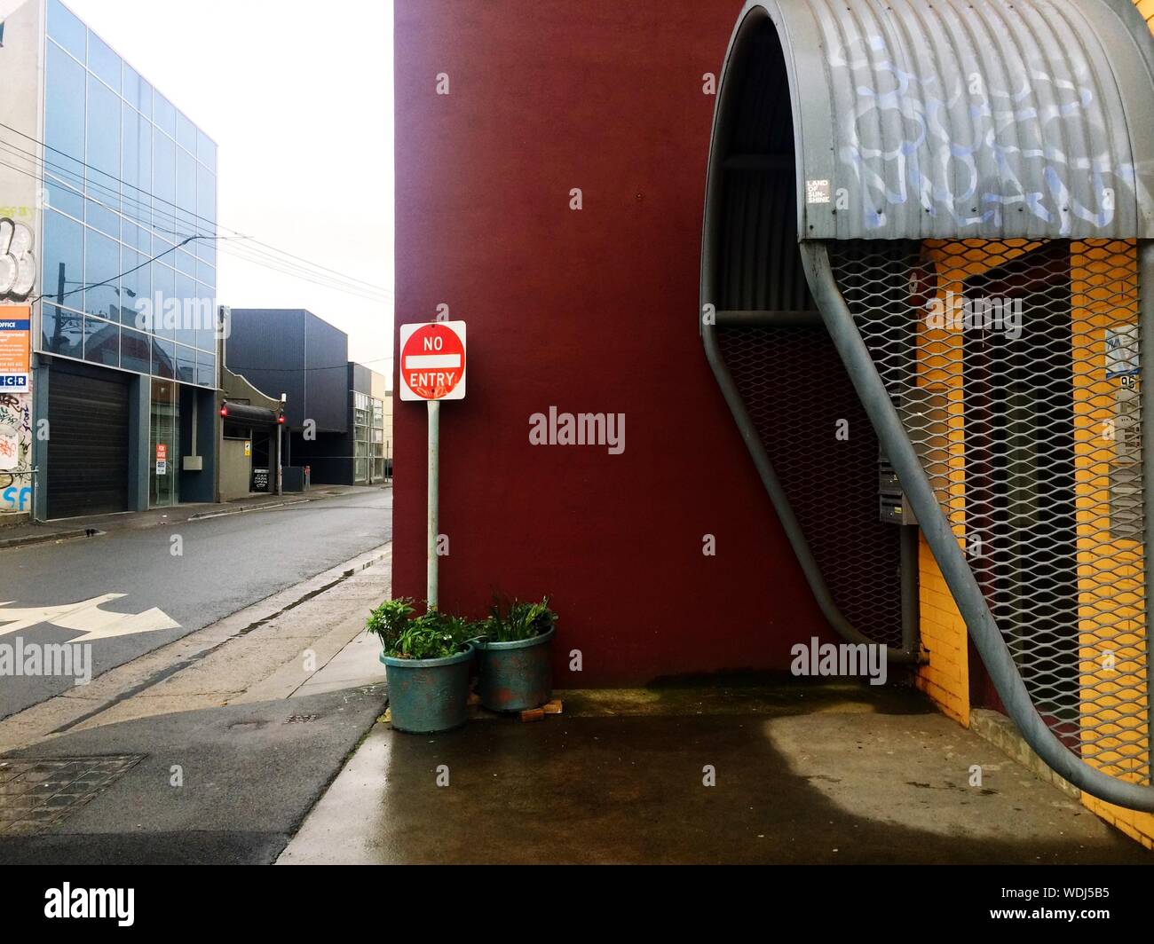 Entry and arrow sign hi-res stock photography and images - Alamy