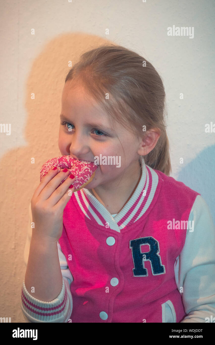 Eat eating donut hi-res stock photography and images - Alamy