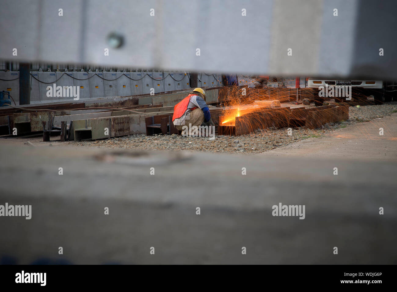 Construction worker welding hi-res stock photography and images - Alamy