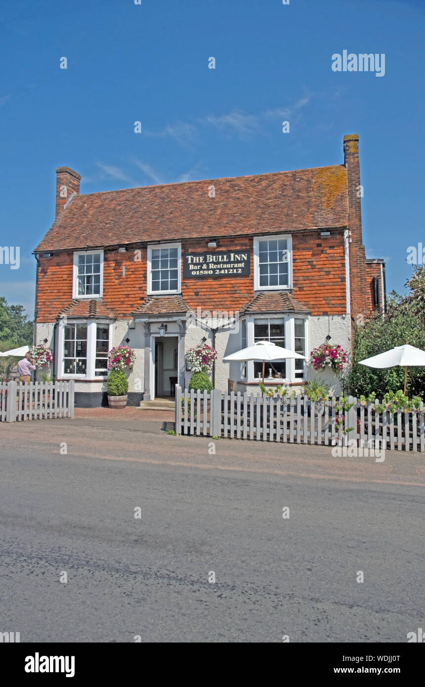 Rolvenden The Bull Inn & Restaurant Kent Stock Photo - Alamy