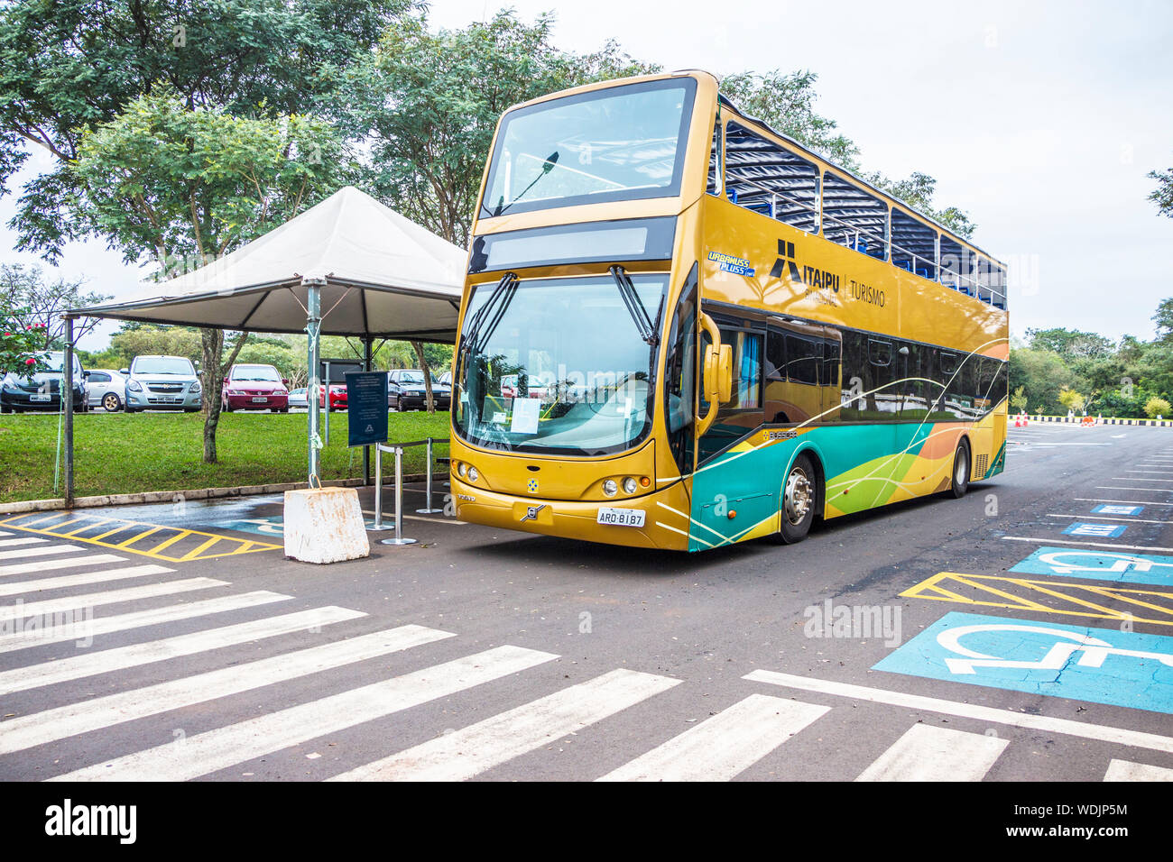 Two story tour buses hi-res stock photography and images - Alamy