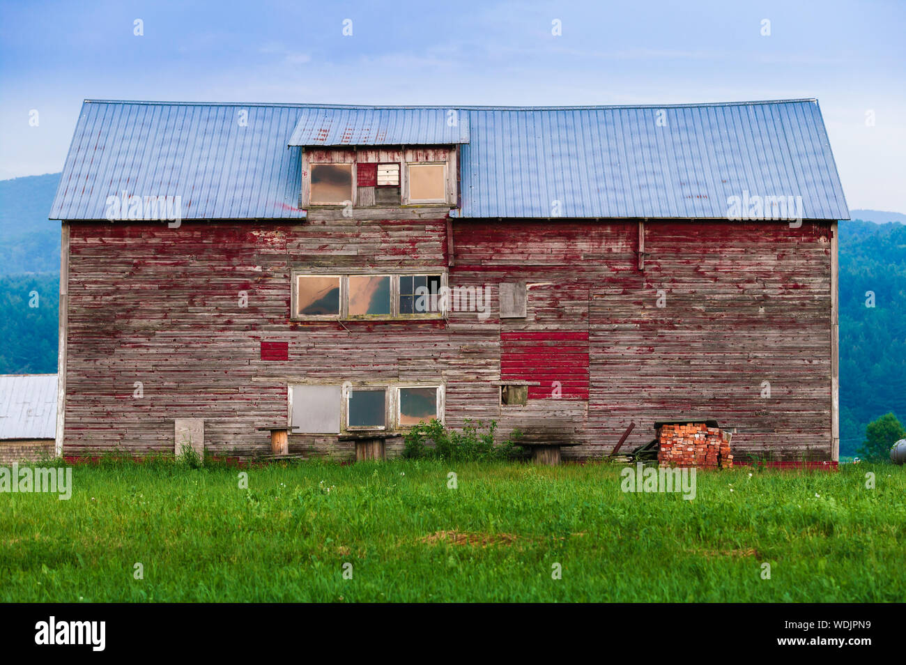 Weather worn barn hi-res stock photography and images - Alamy