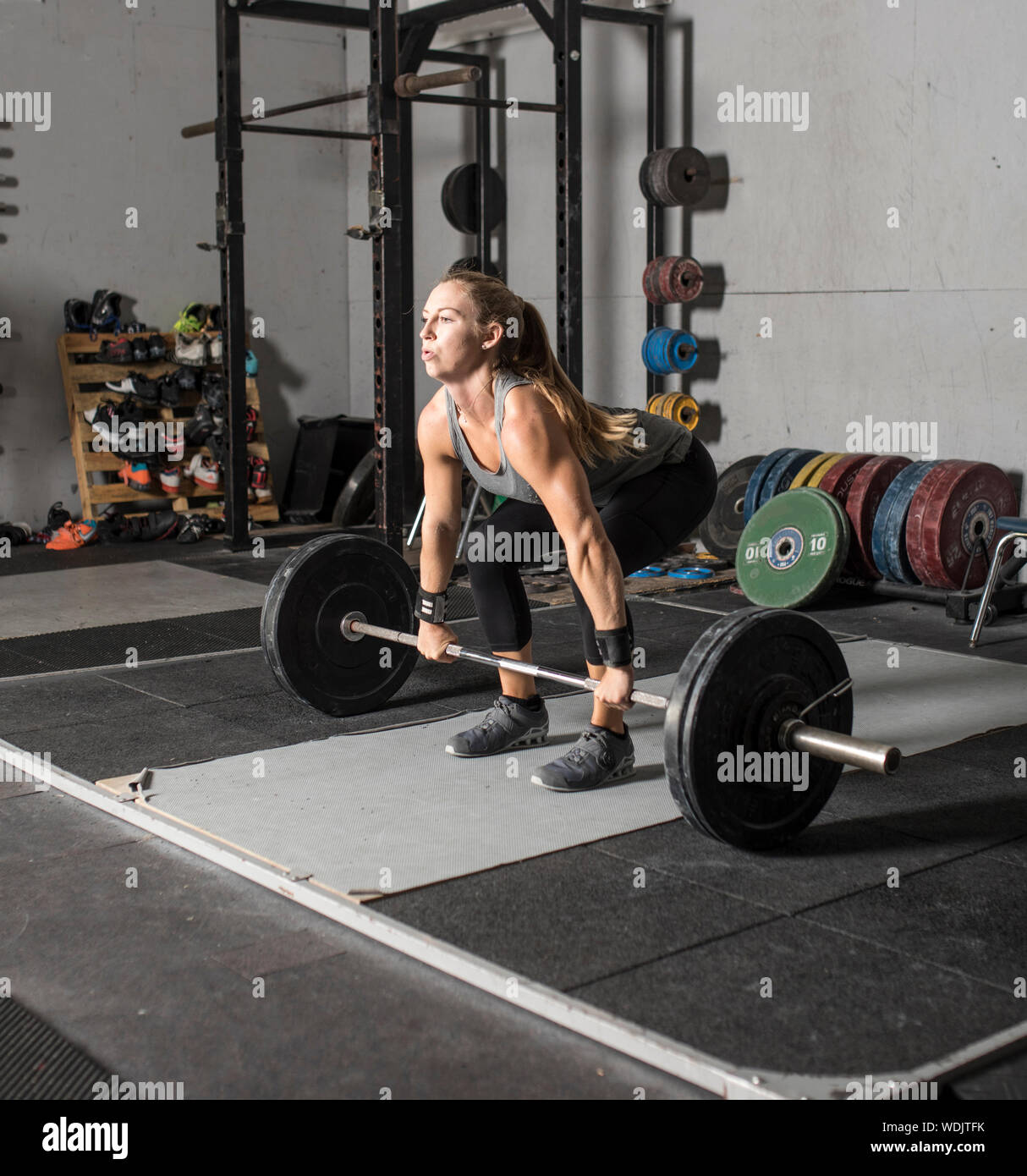 Strong female weight lifter preparing to lift barbell Stock Photo - Alamy