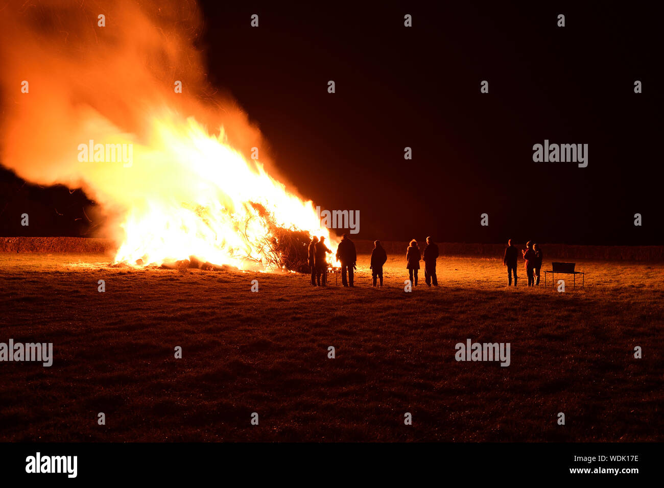Social bonfire hi-res stock photography and images - Alamy