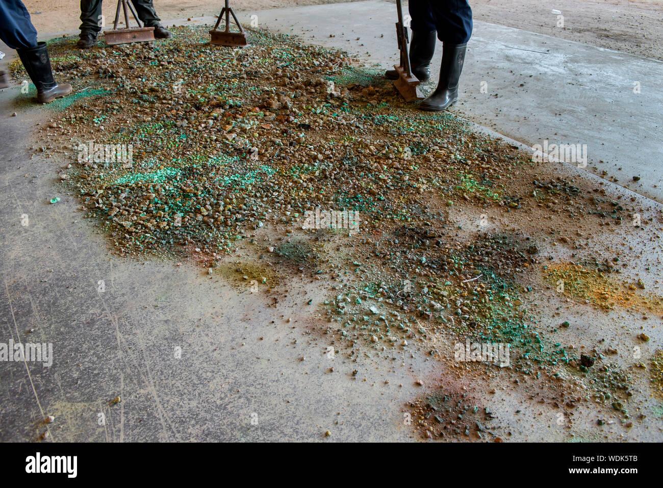 Ground workers hi-res stock photography and images - Alamy