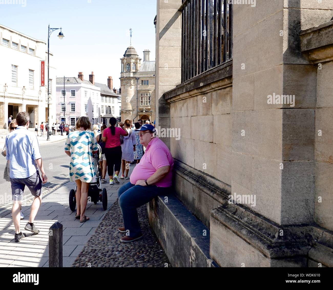 Oxford bodleian sitting hi-res stock photography and images - Alamy
