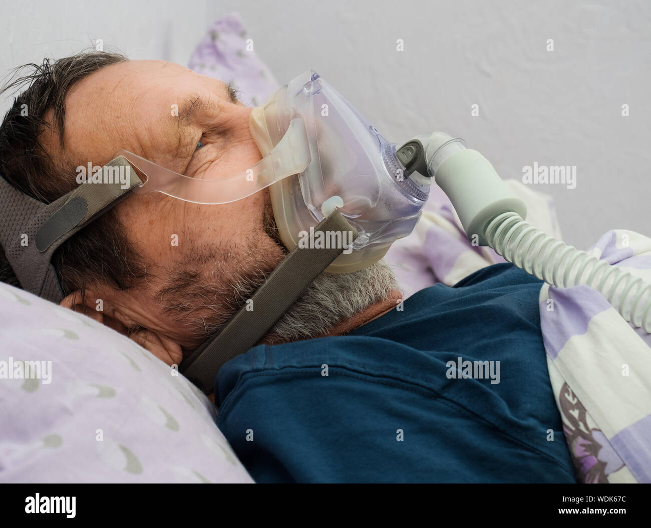 Oxygen mask bed hi-res stock photography and images - Alamy