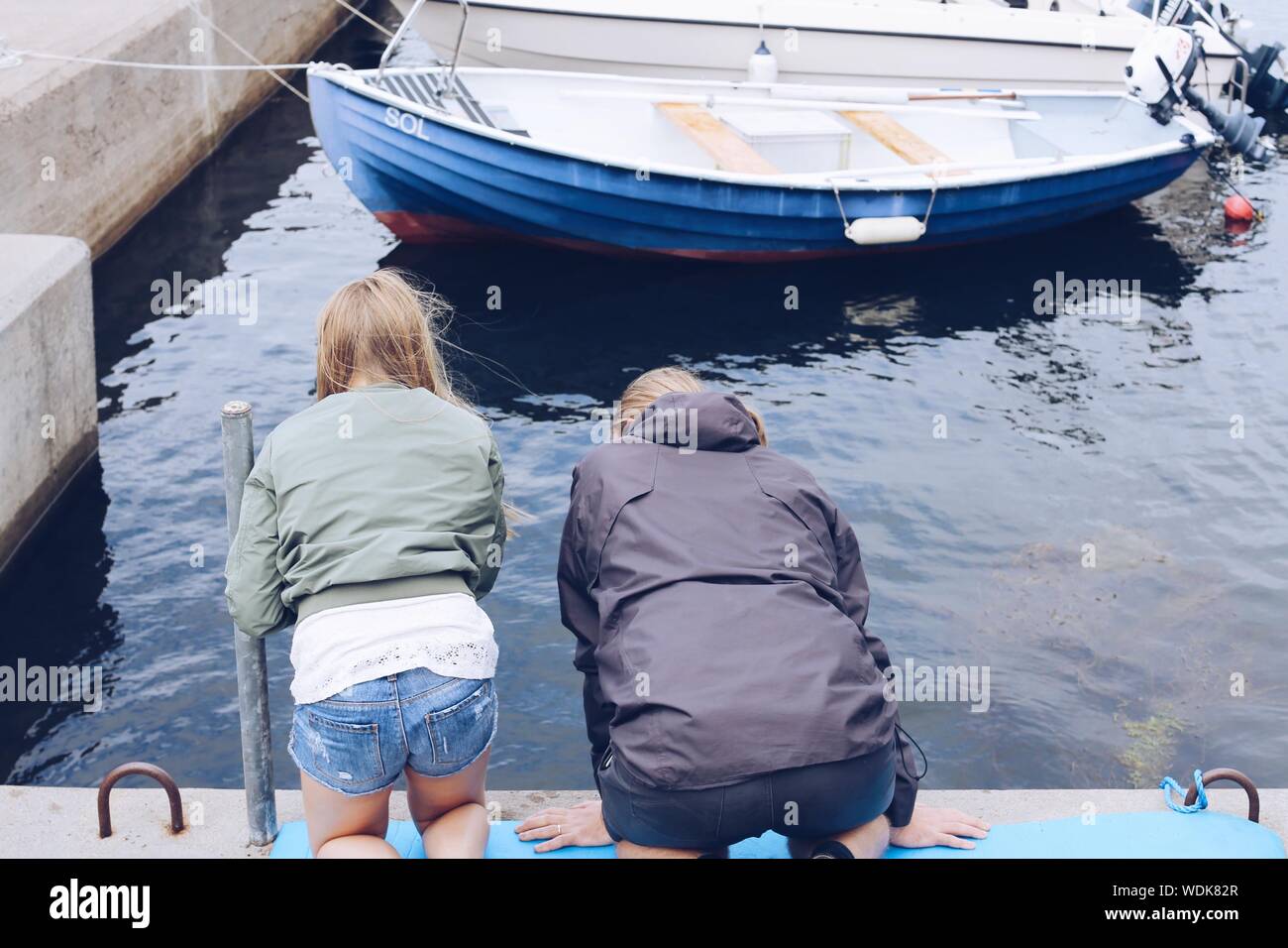 Women kneeling hi-res stock photography and images - Alamy