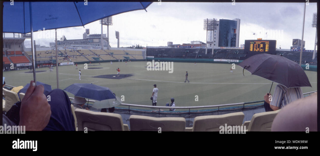 People watching the match hi-res stock photography and images - Alamy