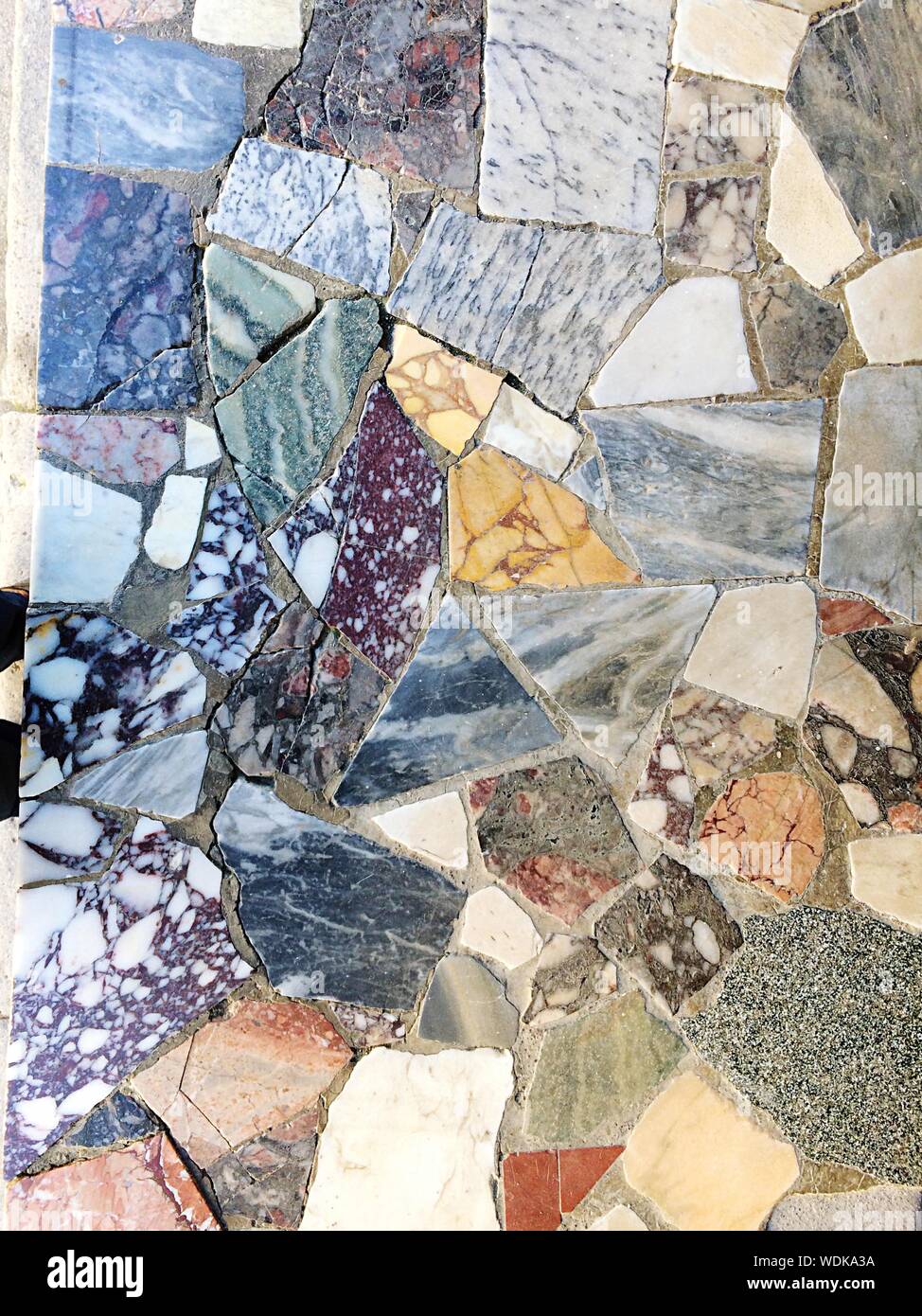 Broken mosaic tile hi-res stock photography and images - Alamy