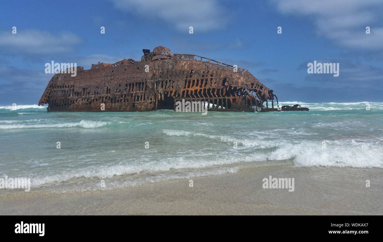 Ship and beach hi-res stock photography and images - Alamy