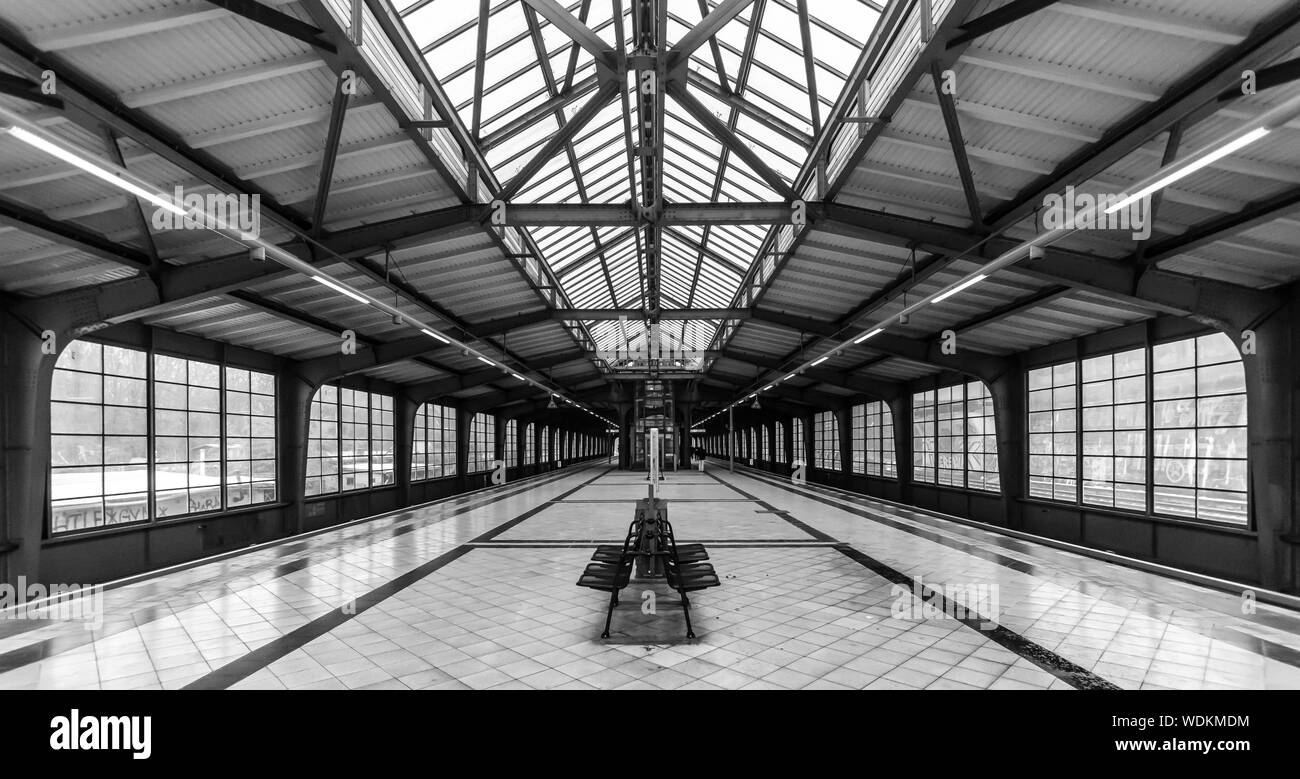 Empty train station hi-res stock photography and images - Alamy