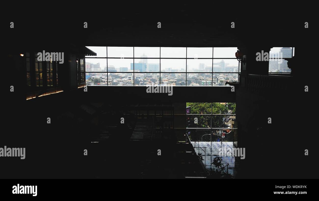 Dark glass building hi-res stock photography and images - Alamy