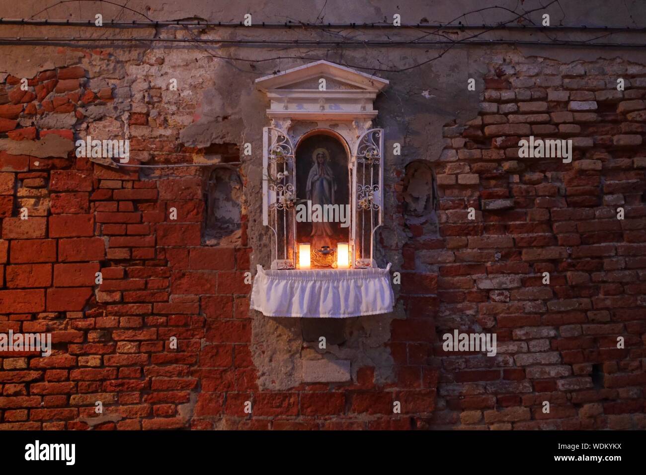 Altar illuminated architecture hi-res stock photography and images - Alamy