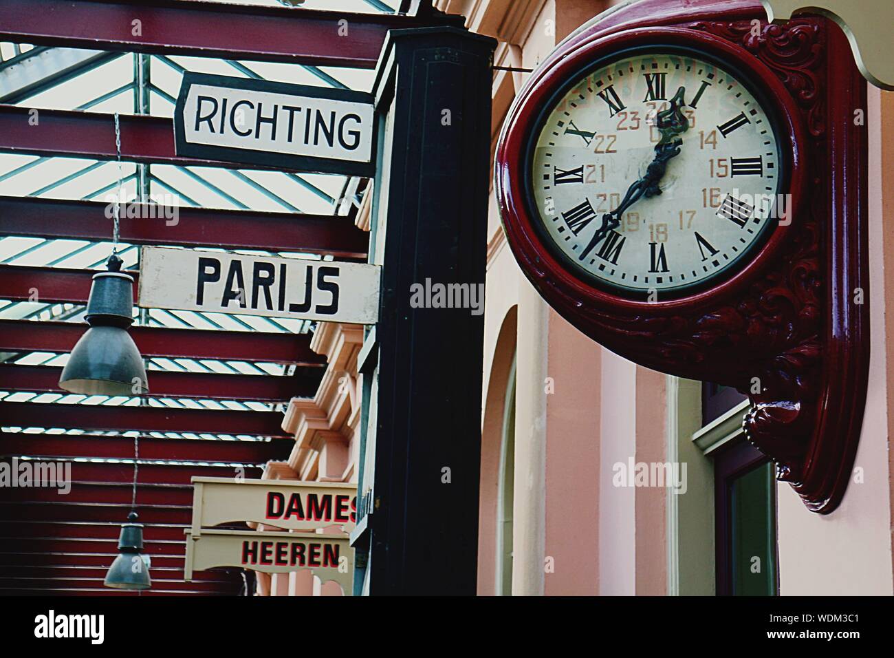 Clock and building hi-res stock photography and images - Alamy