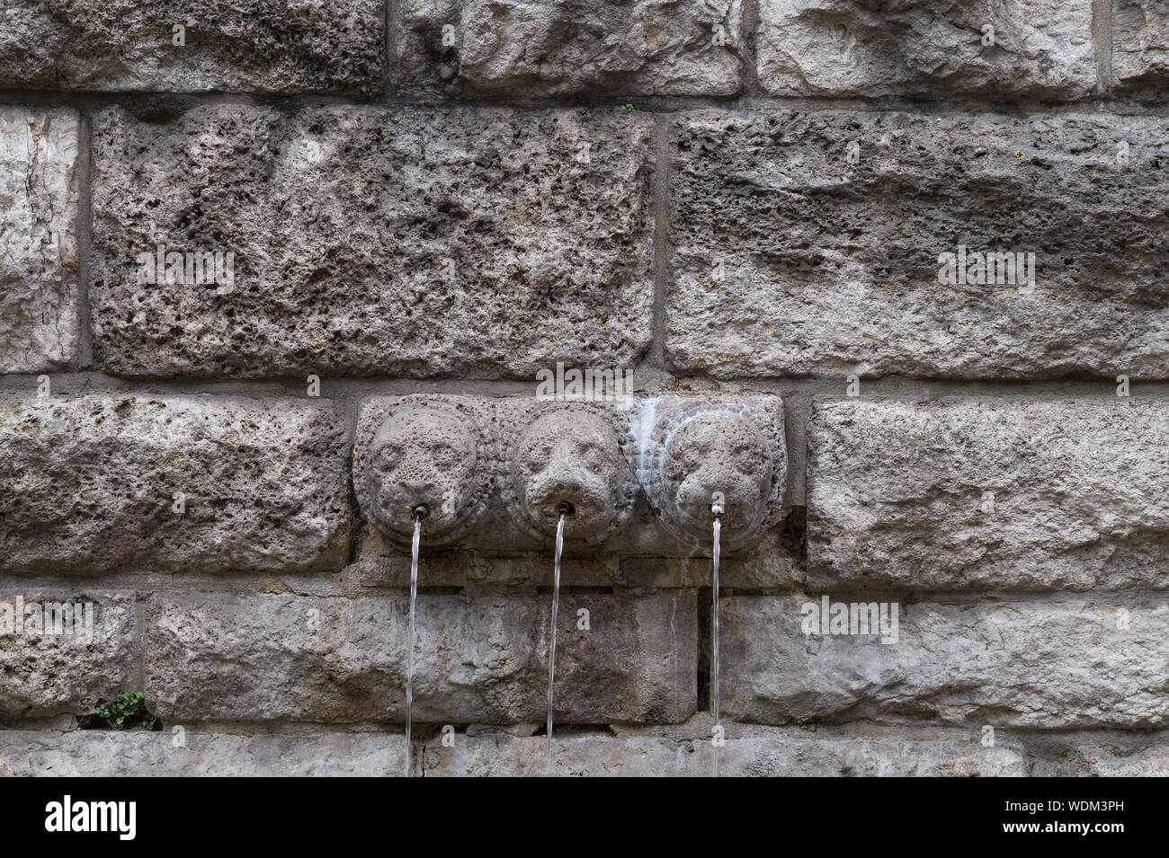 Fountain flowing water hi-res stock photography and images - Alamy