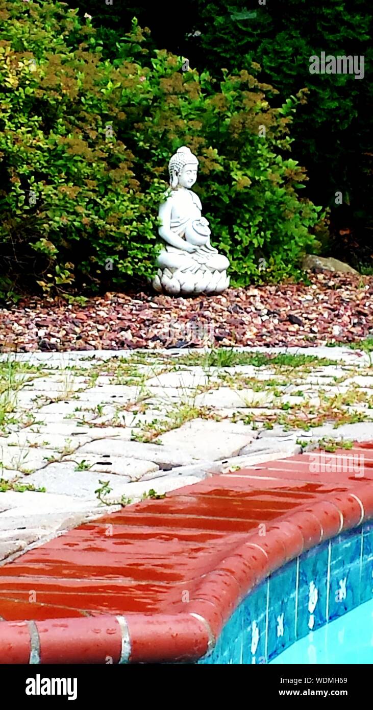 Statue swimming pool hi-res stock photography and images - Alamy